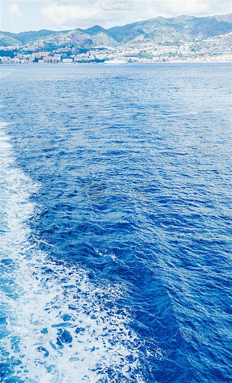 在公海上航行的船的俯视图。 在公海上航行的船的俯视图。