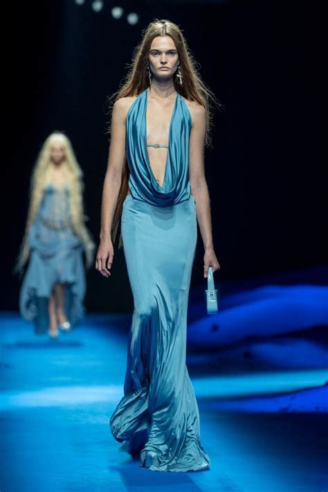 Jusquau Nombril Le Décolleté En Cascade Fait Son Grand Retour L