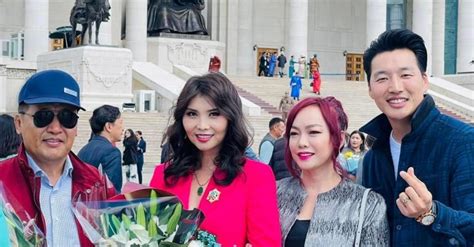 Макс Ганбаатарын мисс эхнэр Д Уянгалянхуа Алтан гадас одонгоор энгэрээ