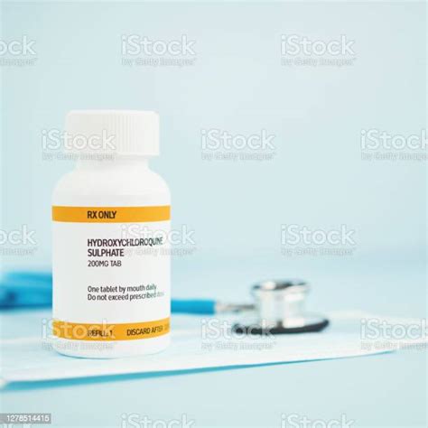 얼굴 마스크와 알 약 병에 청진기 및 처방 약 하이드록시 클로로퀸 인산염 0명에 대한 스톡 사진 및 기타 이미지 0명