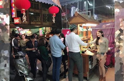 Super Seksi Penjual Makanan Kaki Lima Ini Bikin Antrian Panjang