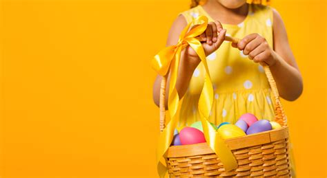 그녀의 손에 색깔의 계란 바구니와 그녀의 머리에 토끼 귀를 가진 검은 소녀 부활절 토끼에 대한 스톡 사진 및 기타 이미지