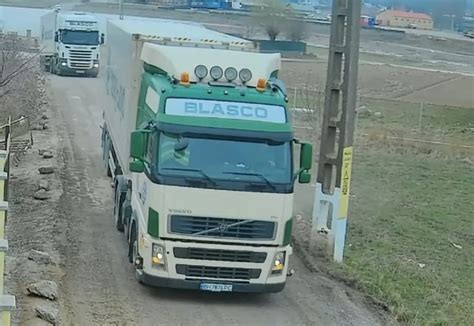 Parapetele de beton de la podul provizoriu din Milișăuți mutate din nou