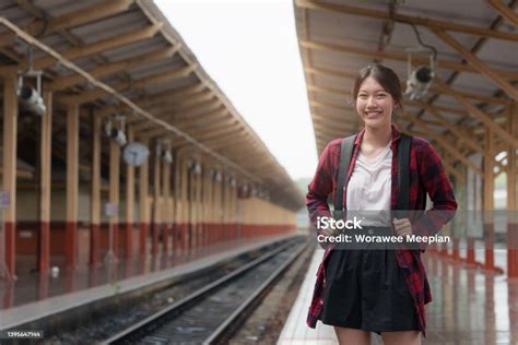 예쁜 젊은 여행자 여성은 기차역에서 여행을 흥분시키고 계획합니다 여름과 여행 라이프 스타일 개념 강철에 대한 스톡 사진 및 기타 이미지 Istock
