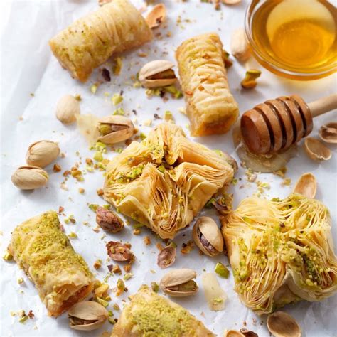طرز تهیه باقلوا استانبولی پسته ای رولی با خمیر یوفکا به روش ترکی اصیل