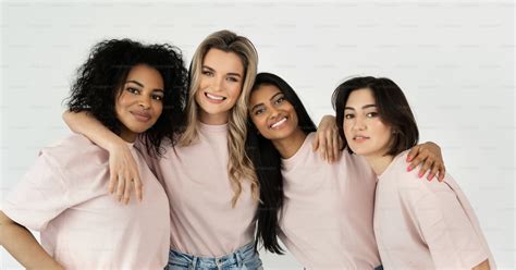 회색 배경에 다른 민족 여성의 그룹입니다 다문화 다양성과 우정 사진 Unsplash의 우정 이미지