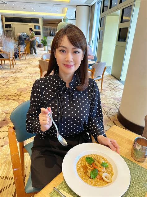 新聞主播 李亞蒨 自從海外旅行返回香港，貓兒又展開忙碌的播報工作，擔心貓兒忽略營養的友人，便邀貓兒前往hkjc香港