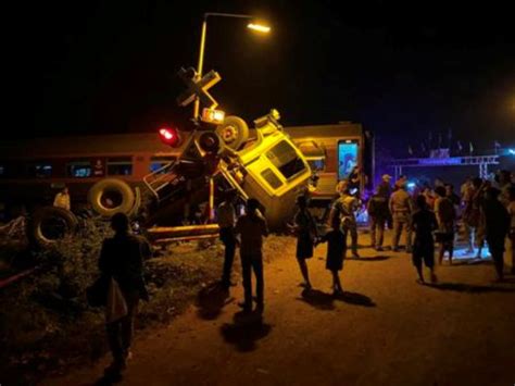 รถไฟกรุงเทพฯ เชียงใหม่ ชนรถบรรทุกพังยับคาทางกั้นคลองสำพรึง ชุมแสง เจ็บ