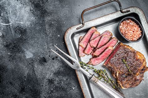 구운 와규 스트립로인 쇠고기 고기 스테이크 또는 강철 쟁반에 담긴 뉴욕 스테이크 검은 배경입니다 평면도 복사 공간 0명에 대한 스톡 사진 및 기타 이미지 Istock