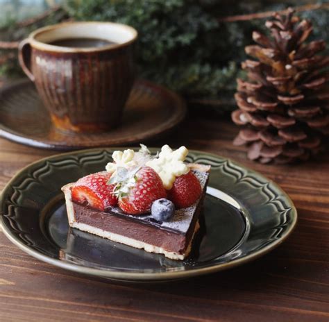 雪の型で固めたホワイトチョコを飾るだけでこの季節にぴったりとなりますね。 チョコタルト ホワイトチョコ スイーツ ティータイム