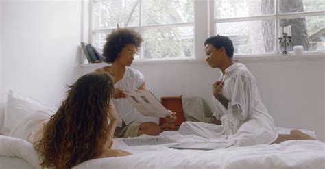 가벼운 고요한 공유하는 기쁨 낮 다양성 다양한 단란함 대화 독서하는 따뜻한 레저 말하는 모임 미소