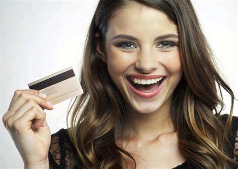 Una Mujer Joven Con Una Tarjeta De Crédito Con Una Expresión Alegre