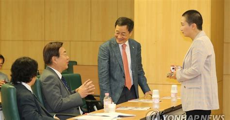 이야기하는 김종석과 이언주