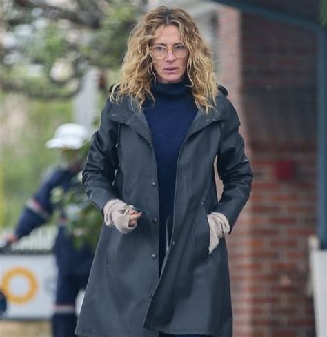 Without Makeup And Filters Julia Roberts In Glasses Was Photographed