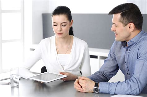 쾌활 한 웃는 사업가와 여성은 현대 사무실에서 태블릿 컴퓨터와 함께 작업 회의나 직장에서 헤드샷 팀워크 파트너십 및 비즈니스 컨셉 가리키기에 대한 스톡 사진 및 기타 이미지