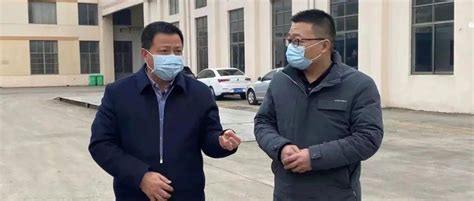 督查毫不松懈抓防疫——县人大常委会领导督查疫情防控工作三益公司检查货物