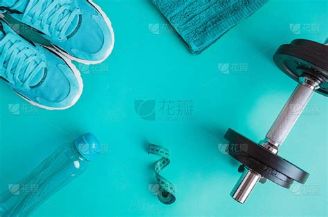 运动器材健康生活方式概念孤立在蓝色。