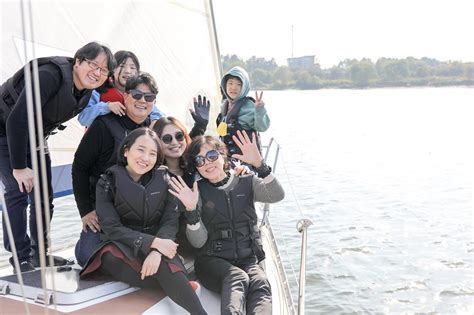 세일링서울 요트 클럽 요트 위 가족 놀이 세일링서울요트클럽 갈매기 Serenity 요트