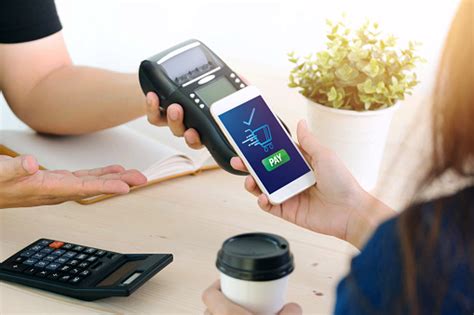 모바일 결제 스마트폰 필터 효과 함께 온라인 쇼핑에 Nfc 기술 들에 대한 스톡 사진 및 기타 이미지 들 Brand