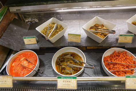 台中長榮桂冠酒店早餐吃到飽菜色，海鮮粥炒麵現煎歐姆蛋，還有百搭東泉辣椒醬！ 小腹婆大世界