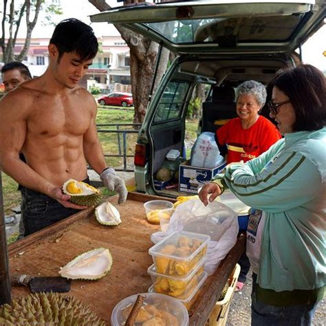 Hàng Triệu Hình ảnh Trai đẹp Bán Sầu Riêng đốn Tim Các Fan Hâm Mộ