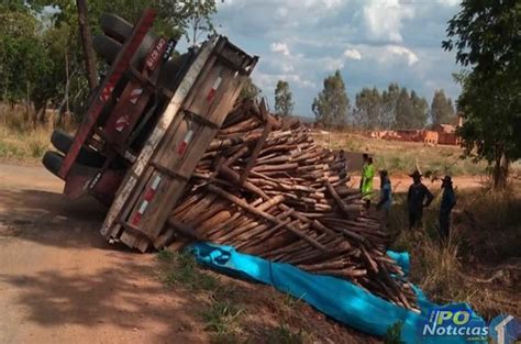 Caminhão carregado de lenha tomba na BR 040 próximo a Rural Minas em