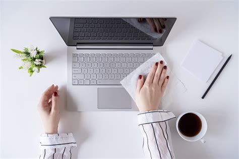 바이러스 백신 젖은 청소 여성 노동자는 박테리아와 바이러스로부터 자신을 보호하기 위해 작업을 시작하기 전에 노트북과 작업 사무실