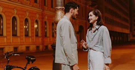 10 Signs A Woman Wants Your Attention Online And Off