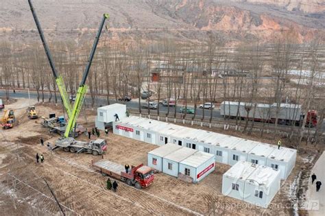 甘肃积石山62级地震：活动板房抓紧搭建 保障群众温暖过冬 人民图片网