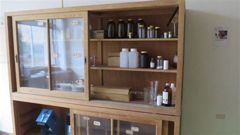 実験準備準備室の棚の中に飾る薬瓶とか集めて飾って撮影して アクセス抜群の大型撮影スタジオ