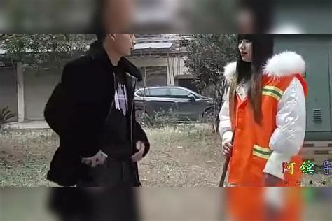 小伙偶遇前女友做环卫工，好心帮助她，去面试才知女孩是老板环卫工好心小伙