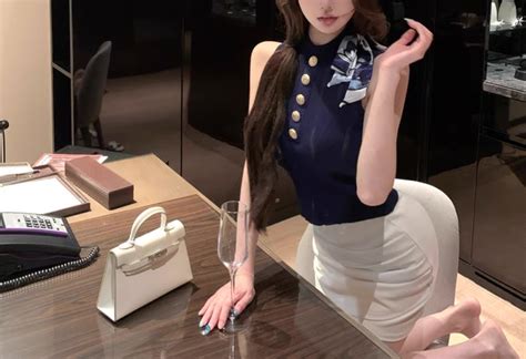 2color 금장 니트 민소매 탑 튤립 미니 스커트 투피스 셋업 금장 단추 니트 미니 스커트 투피스 금장 민소매 니트 섹시 투피스 글램 투피스 Bj 여캠 방송 홀복 클럽