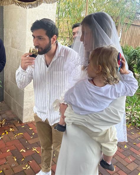 אלינה לוי התחתנה שוב הפעם בשמלת כלה צנועה Fashion Forward אופנה