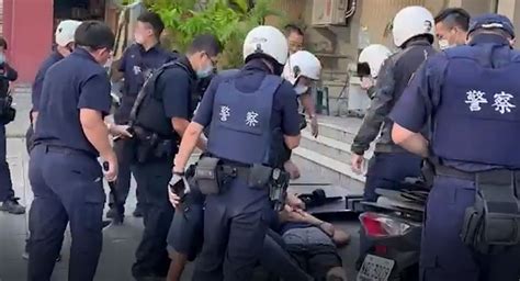 揮刀拒捕！高雄竊賊持「汽油彈」闖市場 釀1警受傷見血 社會萬象 生活 Nownews今日新聞