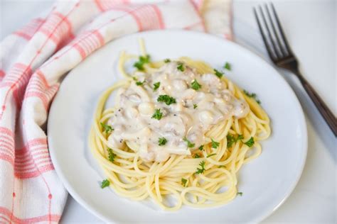 Massa Italiana De Espaguete Servida No Prato Branco Com Salsa No