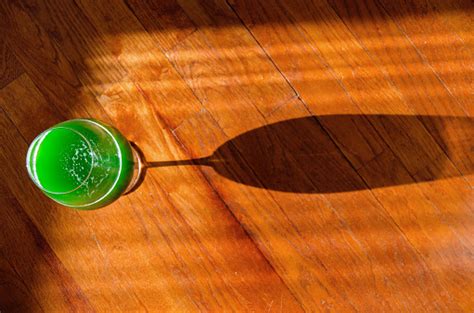 해피 세인트 패트릭의 날 개념 어두운 배경에 녹색 맥주 한 잔이 닫힙스입니다 인사말 카드 공간을 복사합니다 맨 위 보기입니다 0