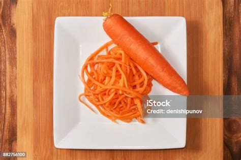 나무 배경에 흰색 컵에 강판된 전체 당근 음식 배경입니다 0명에 대한 스톡 사진 및 기타 이미지 0명 가득 찬 갈기갈기