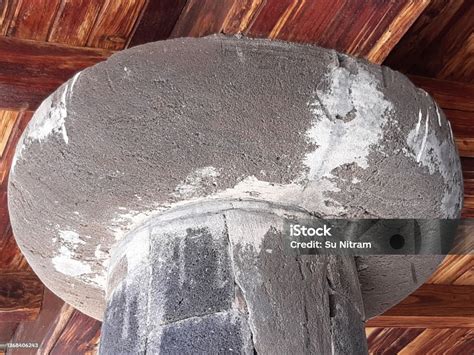 하중을 지원하기 위해 빔이있는 소박한 나무 지붕에 돌 기둥을 닫습니다 화강암 기둥과 어두운 나무 천장 세부 사항 카나리아 목공 건축 및 건설 세부 사항 0명에 대한 스톡