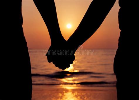 Silhouettes Couples Holding Hands On Sunset Aff Couples Silhouettes Holding Sunset