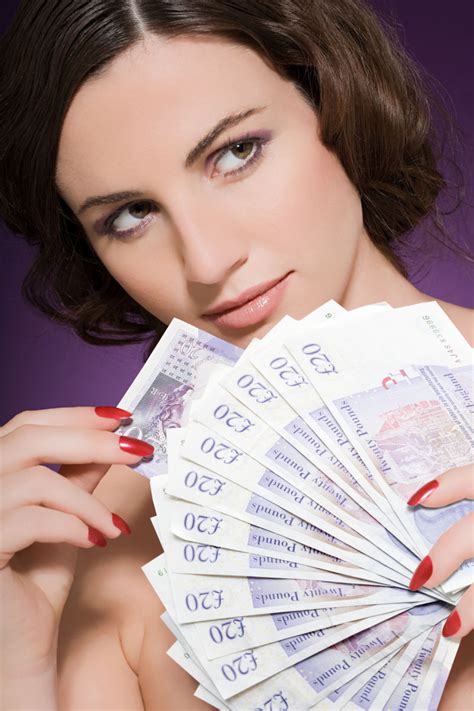戴金戒指的女人图片 戴金戒指的美女素材 高清图片 摄影照片 寻图免费打包下载
