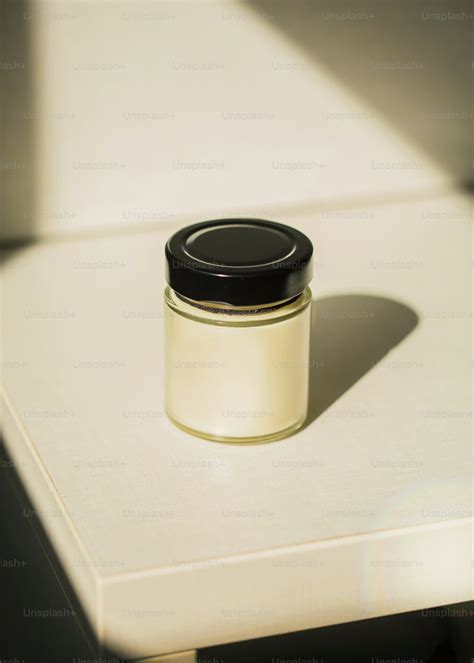 검은색 뚜껑이 있는 흰색 테이블 사진 Unsplash의 Jar 이미지
