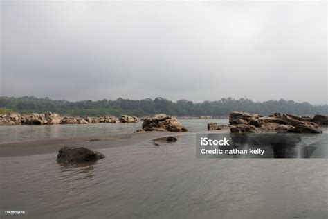 멕시코와 과테말라 사이의 경계 인 강을 탐색 하는 데 사용 되는 우수 마 타 강과 강 보트 마야에 대한 스톡 사진 및 기타