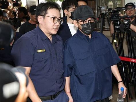 检方指示警方今日传唤黄子佼，后者一言不发走入“地检署”凤凰网