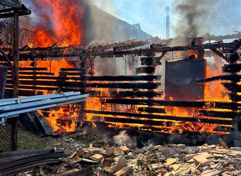 UPDATE FOTO Incendiu La Un Atelier De Prelucrare A Lemnului Din Tiur
