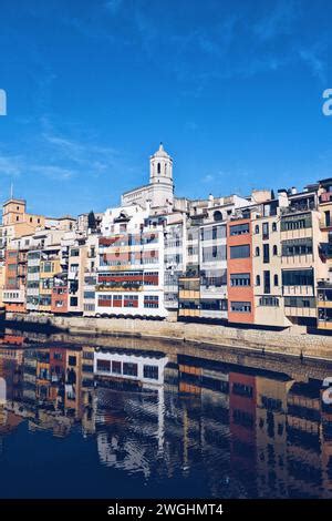 Vue sur la ville de Gérone et sur la rivière et les bâtiments colorés à