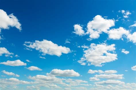 澄んだ青い空に雲が広がり、空には白い雲が。 プレミアム写真