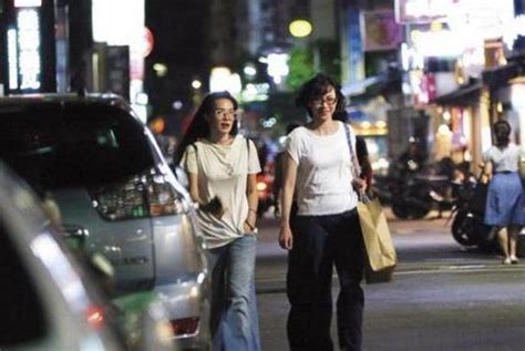舒淇素颜现身当街抠鼻 懒理离婚传闻再度否认怀孕