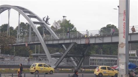 Encuentran Un Cadáver En El Puente De La Estación Del Transmilenio