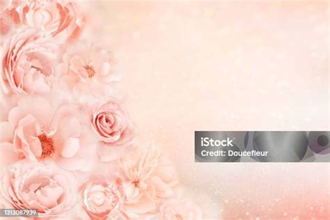 부드러운 핑크 발렌타인 이나 결혼식을 위한 반짝이 로맨스 배경과 복숭아 빈티지 컬러 톤에 장미 꽃 테두리 어머니의 날 카드