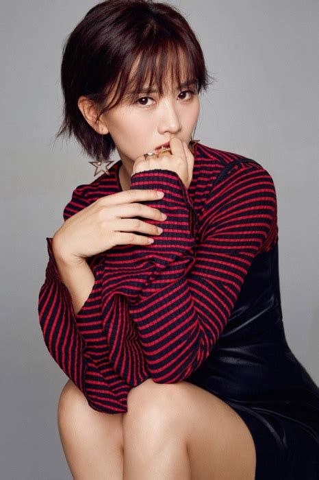 梁缘酒红条纹上衣时尚写真照 明星库 陪你看剧情网
